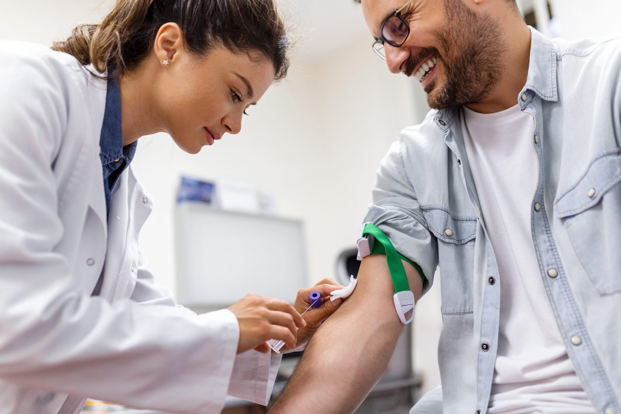 16 Pros and Cons of Being a Phlebotomist