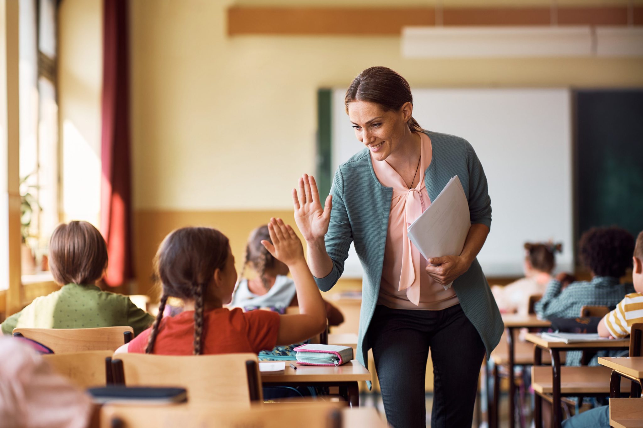13 Pros and Cons of Being an Elementary School Teacher