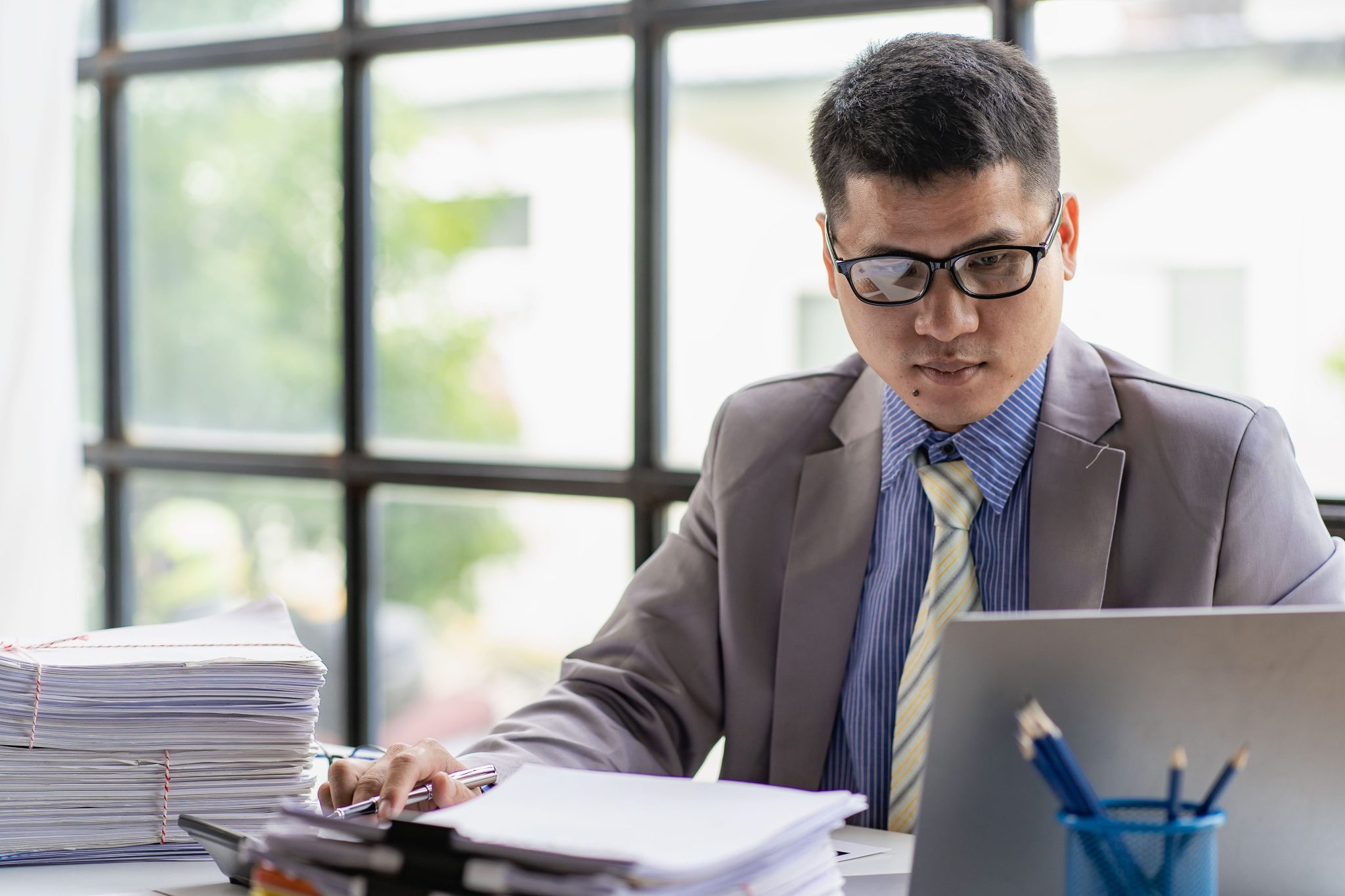 14 Pros and Cons of Being an Office Clerk