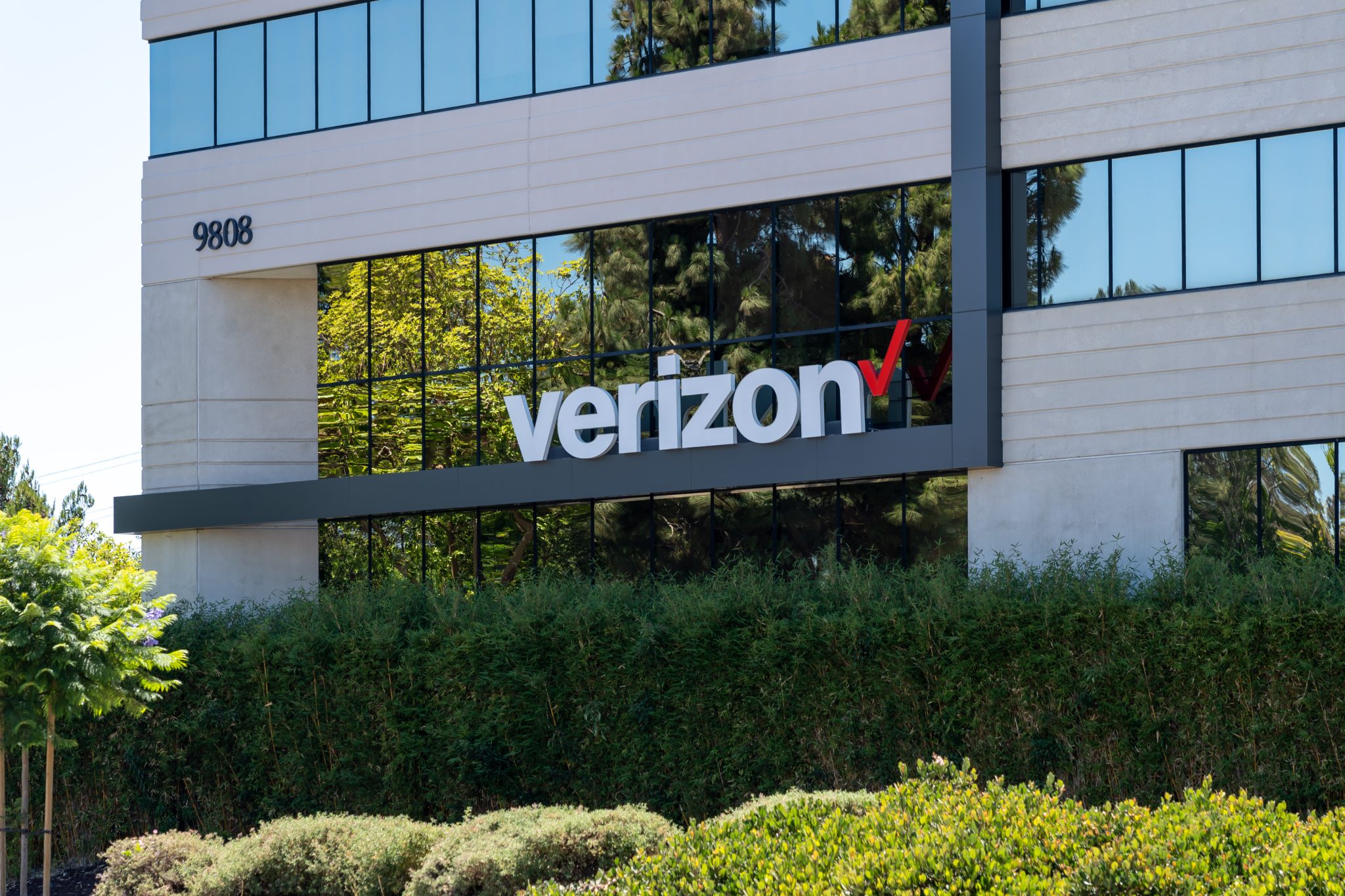 14 Pros And Cons Of Working For Verizon